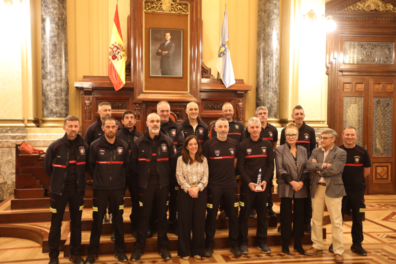 A alcaldesa recibe aos bombeiros coruñeses que axudaron en Valencia a ...
